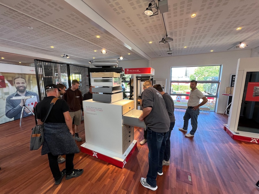 Häfele und Partner auf großer Tour: Küchenplaner-Magazin